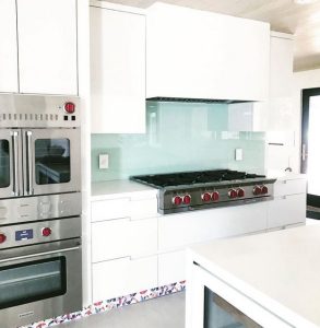 26 Stunning Kitchen Ideas with Glass Backsplash